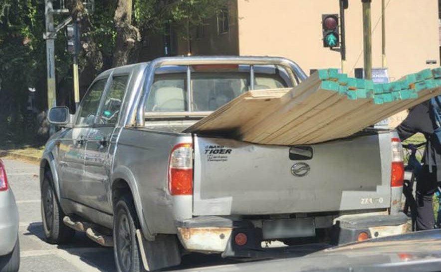 Camioneta quedó para la historia: la carga estaba mal estibada